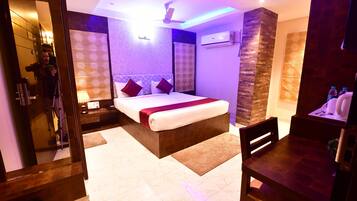 Minibar, secretária, secretária adequada para computadores portáteis