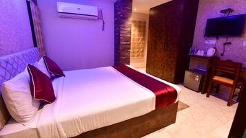 Minibar, secretária, secretária adequada para computadores portáteis