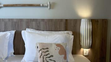 Suite Premium, vista para a praia | Minibar, cofre no quarto, com decoração personalizada