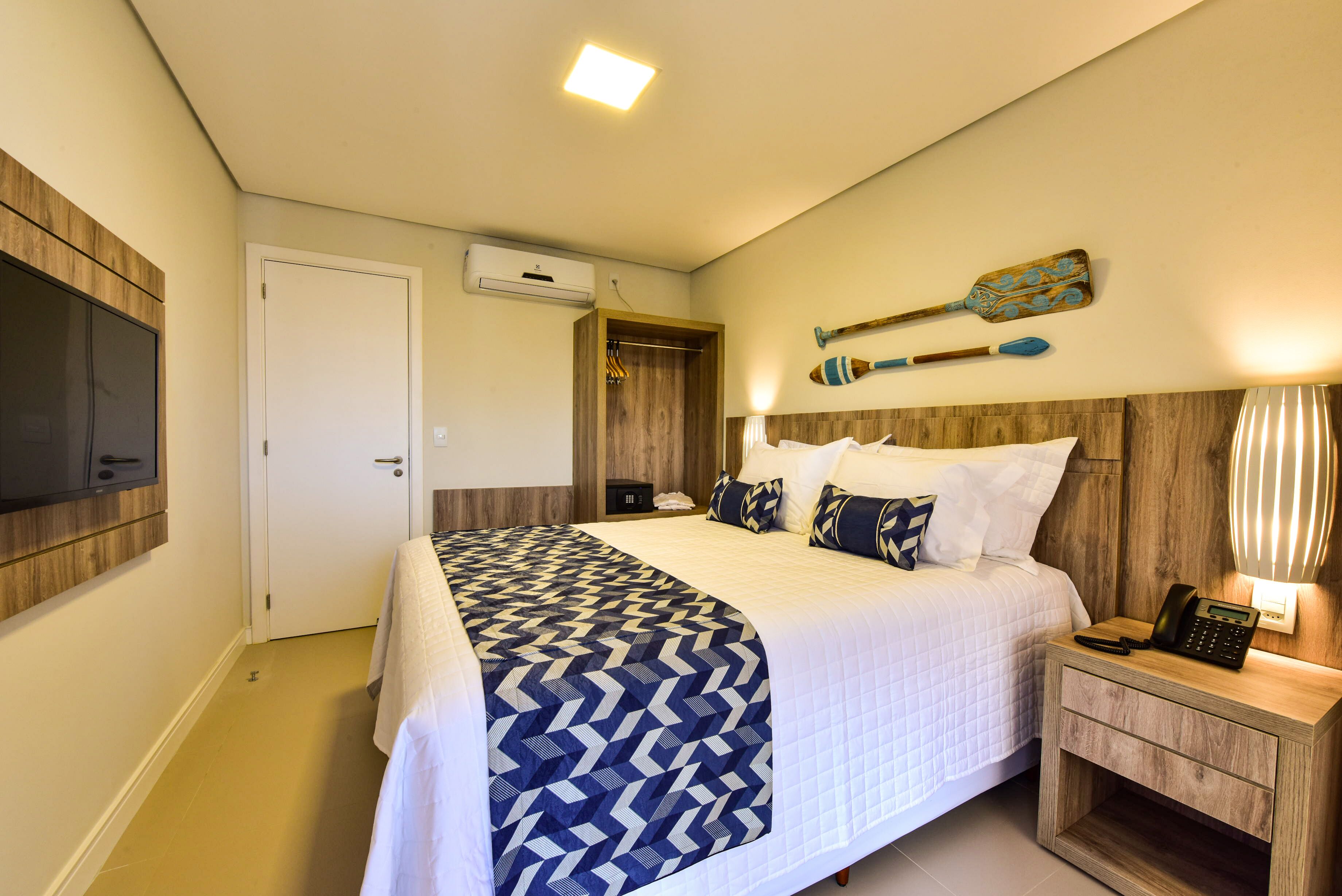 Suíte luxo, 1 quarto, suíte, vista para o jardim | Frigobar, cofres nos quartos, individualmente decorados