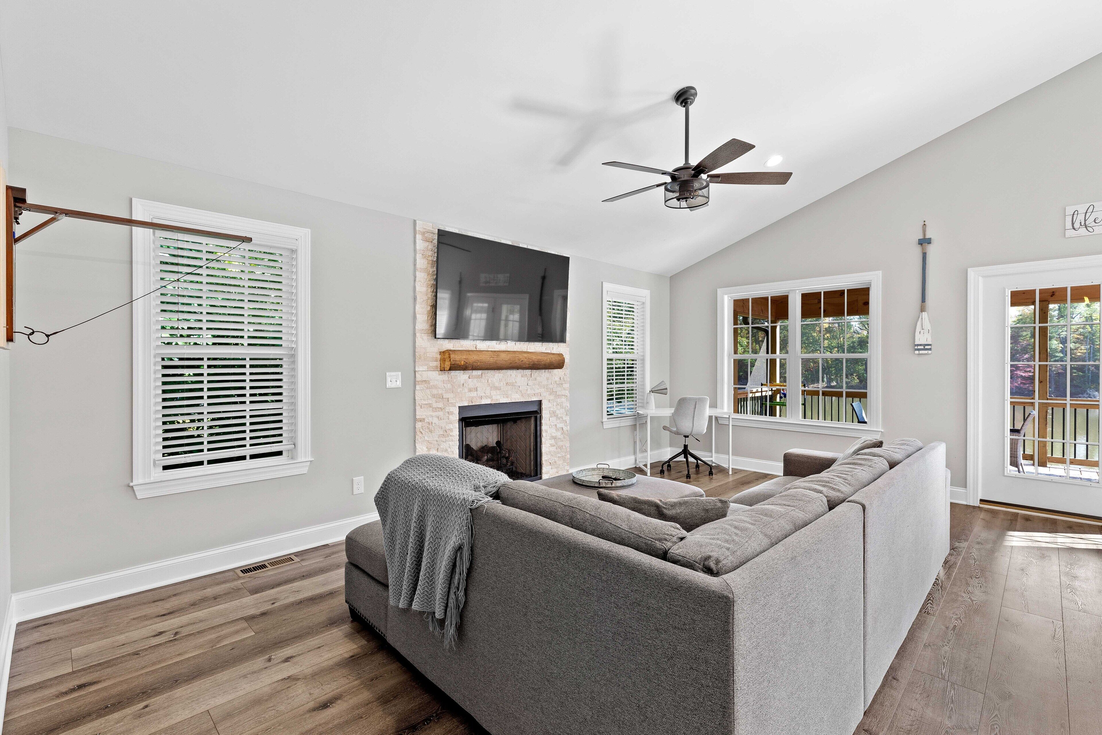 Lakefront Getaway: Dock, Kayaks, Fire Pit, 70" Tv - Lexington, NC