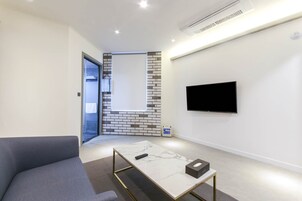 Junior suite with styler,air purifier,1PC | Sala de estar | Televisor de ecrã plano de 49 polegadas com canais por cabo, televisor