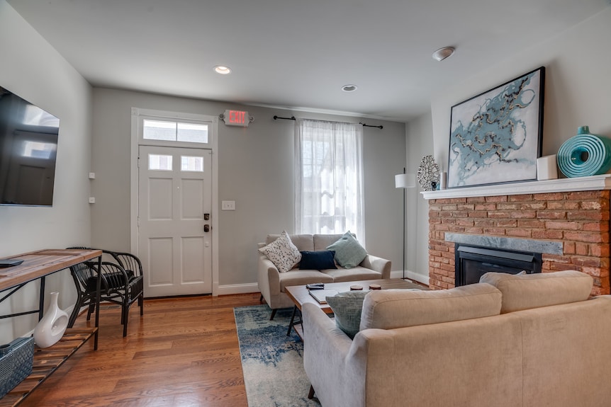 4 Bedroom, 3 Bath Big Downtown Frederick Home, W/ Private Patio & Fire Table - フレデリック, MD