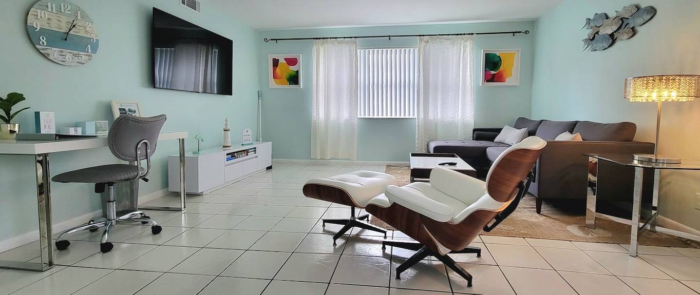 Comfortable Condo With Pool & Fishing Dock Walk To The Beach, No Car Needed! - Pompano Beach, FL