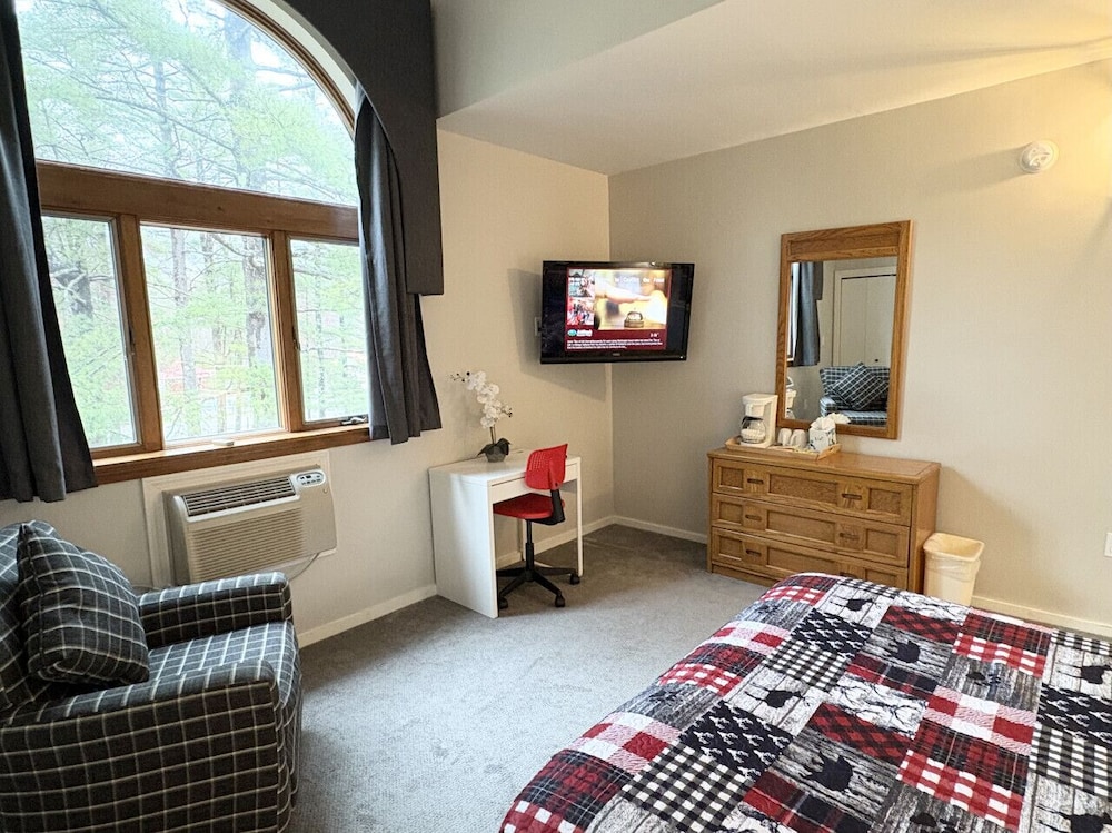 Cozy White Mnt Resort: A/c-pool-hot Tub-storyland-noconway-walk To Attitash - New Hampshire