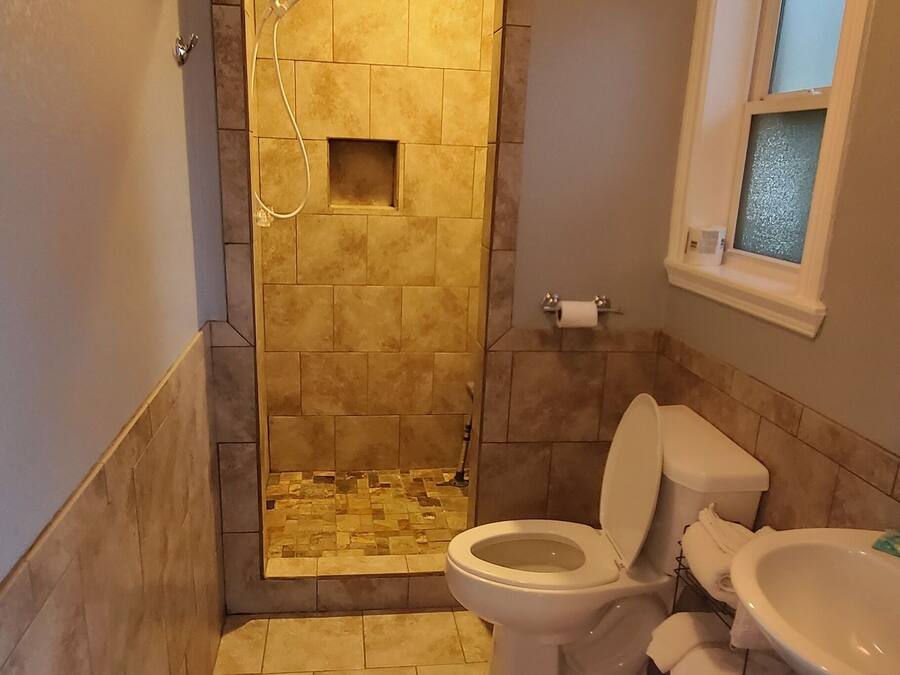 Quarto Deluxe | Casa de banho | Um polibã, toalhas fornecidas