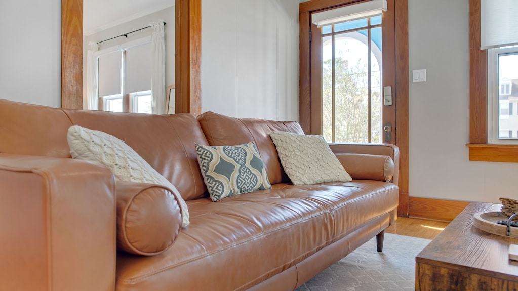 The Blue House - Historic & Completely Updated, Walkable! - Lafayette, LA