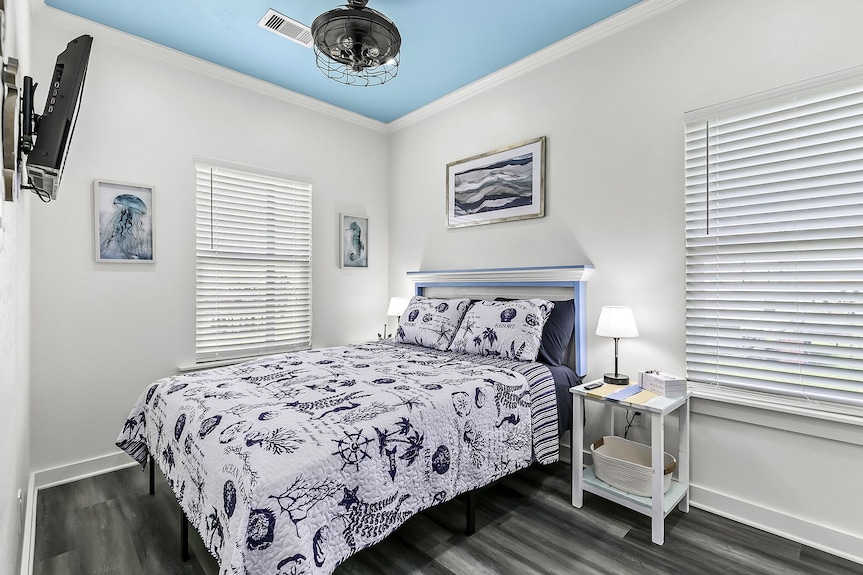 Moonlight Dreams- Gorgeous 3 Bedroom Home Close To The Beach - Surfside Beach, TX