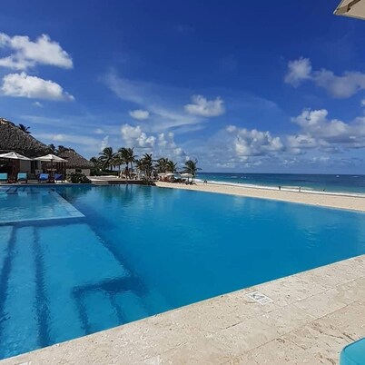 2 Bedroom Swim-up Cana Rock