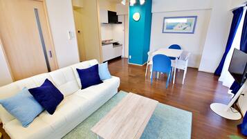 Apartamento conforto, para não fumantes | Sala de estar | TV de tela plana