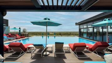 Piscina exterior, espreguiçadeiras