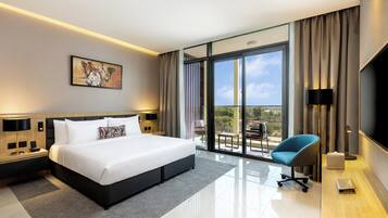 Minibar, cofre no quarto, secretária, cortinas/cortinados opacos