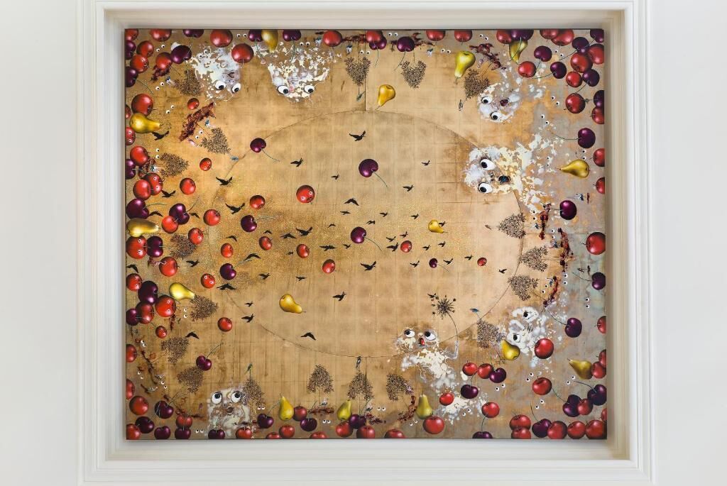 Obra de arte emoldurada com mapa antigo ao fundo, apresentando diversas frutas, pássaros e elementos decorativos.