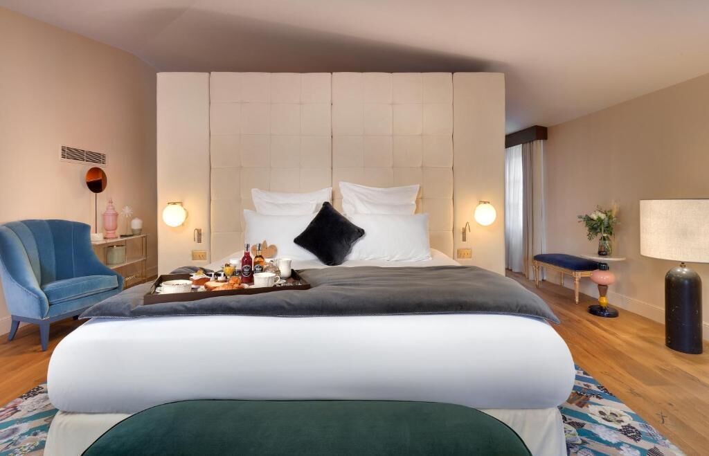 Quarto Duplo Nobre | Minibar, cofre com capacidade para portátil, secretária 