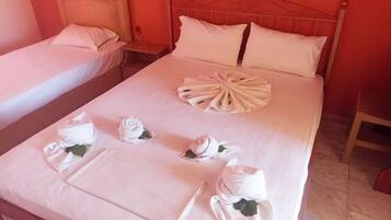 Quarto Triplo Standard, vista para a piscina | Roupa de cama fornecida