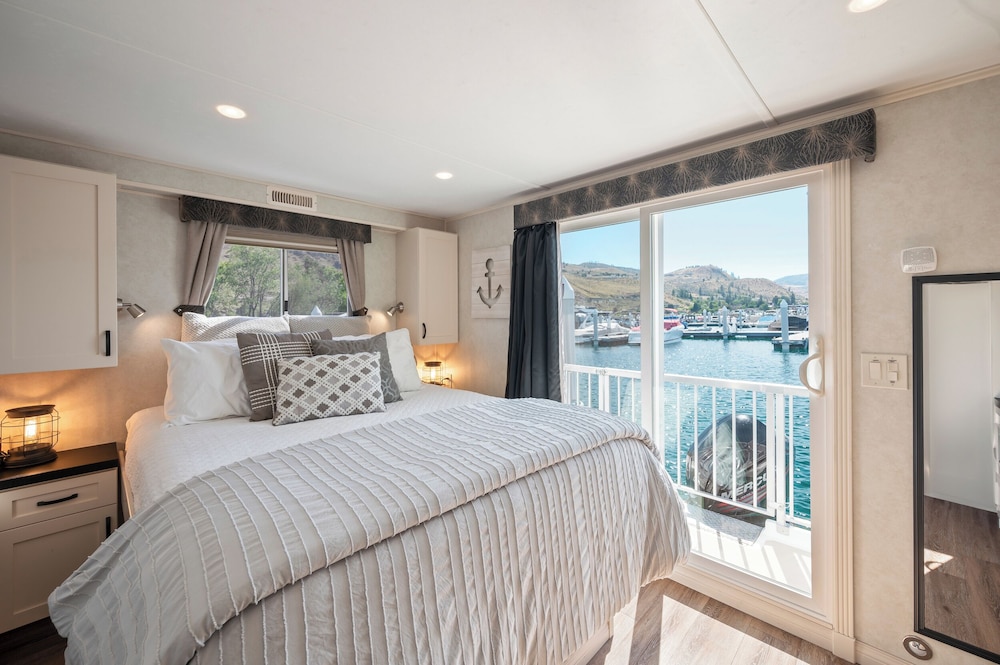 Stay On Lake Chelan With Amazing Views | Stationary 1 Bed Houseboat - Chelan, WA