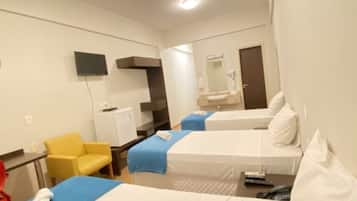 Triplo Twin | Roupas de cama antialérgicas, frigobar, individualmente decorados