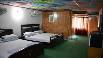 Suíte família | Espaço de trabalho para notebook, Wi-Fi de cortesia, roupa de cama