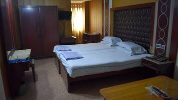 Suíte família | Espaço de trabalho para notebook, Wi-Fi de cortesia, roupa de cama