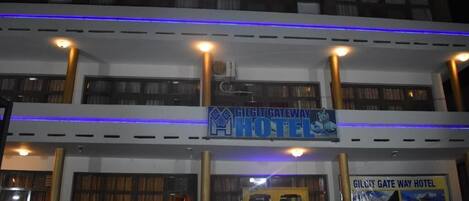Fachada da propriedade à noite