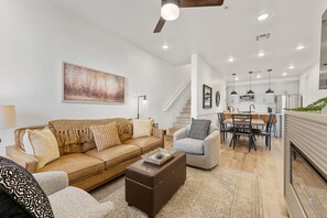 Apartamento em Condomínio Fechado, 3 quartos | Sala de estar | Smart TV 