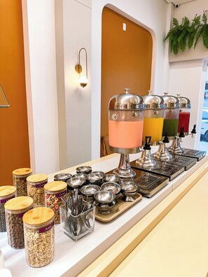Café da manhã com buffet grátis todos os dias
