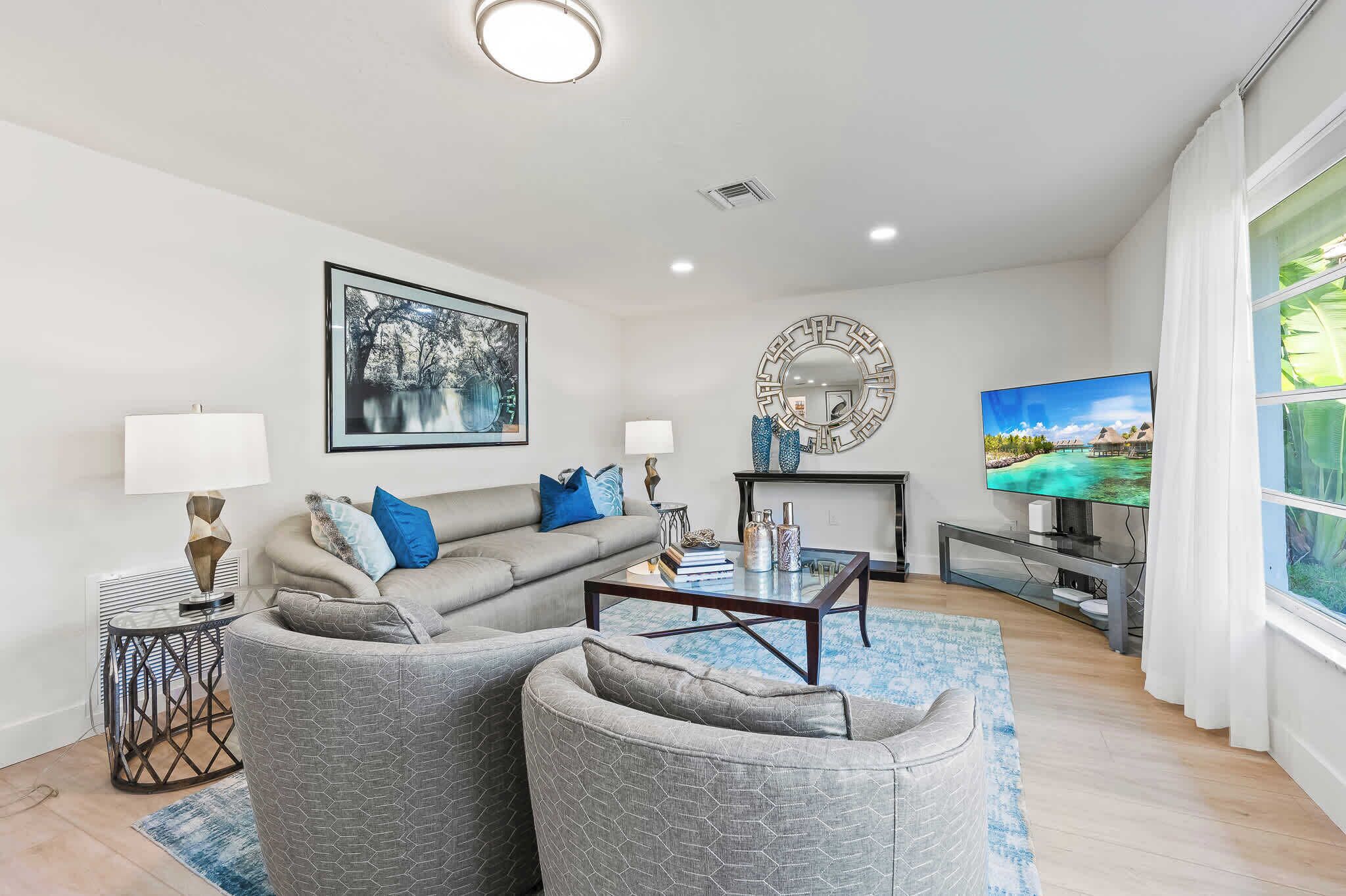 Pesaro Vacation Rental: Stylish 3-br Retreat Near Via Miramar Beach. Renovated Home With Private Pool, Lush Gardens And Modern Comforts. Perfect For Families, Close To Beaches And Downtown Naples! - Naples, FL