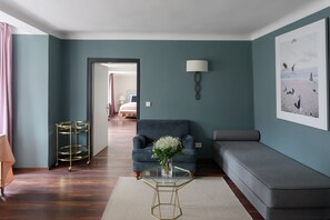 Large 1 Bedroom Apartment with Sofa Bed | Área de estar | TV de tela plana 43 polegadas com canais a cabo, TV