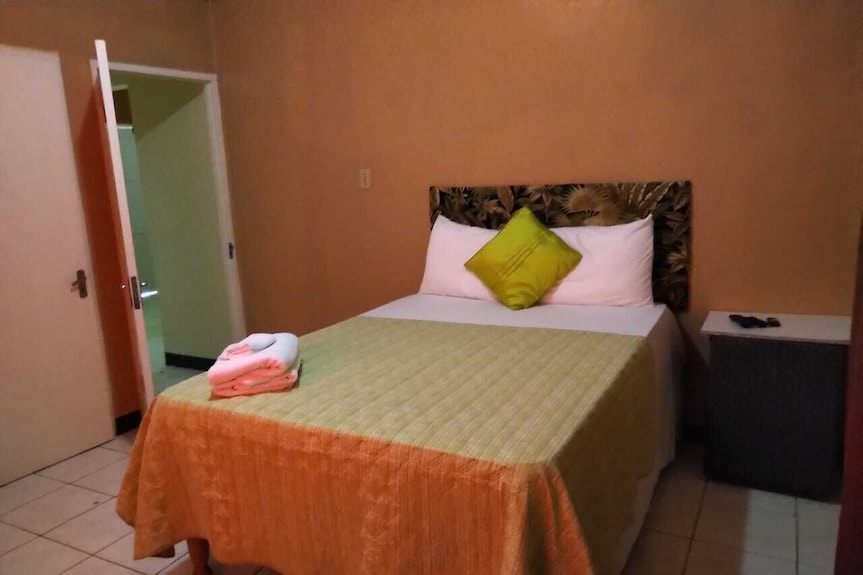 Unity Villa Three Bedroom Apt. With Cable/ Free Wifi,close To Beach. - Montego Bay