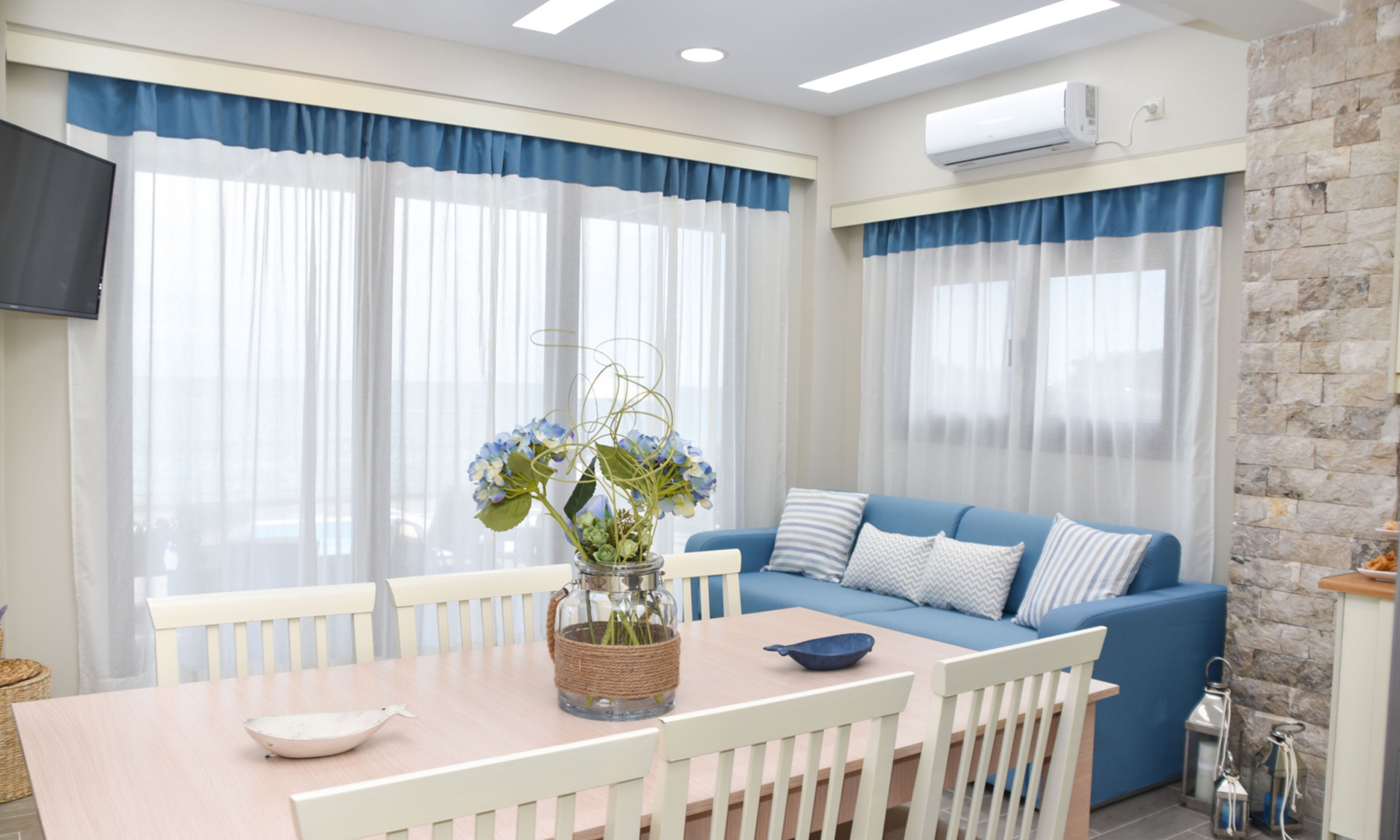 Vila luxo | Área de estar | Smart TV 35 polegadas com canais digitais, TV, escritórios