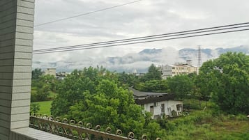 Quarto triplo conforto, para não fumantes, vista para a montanha | Vista para a montanha