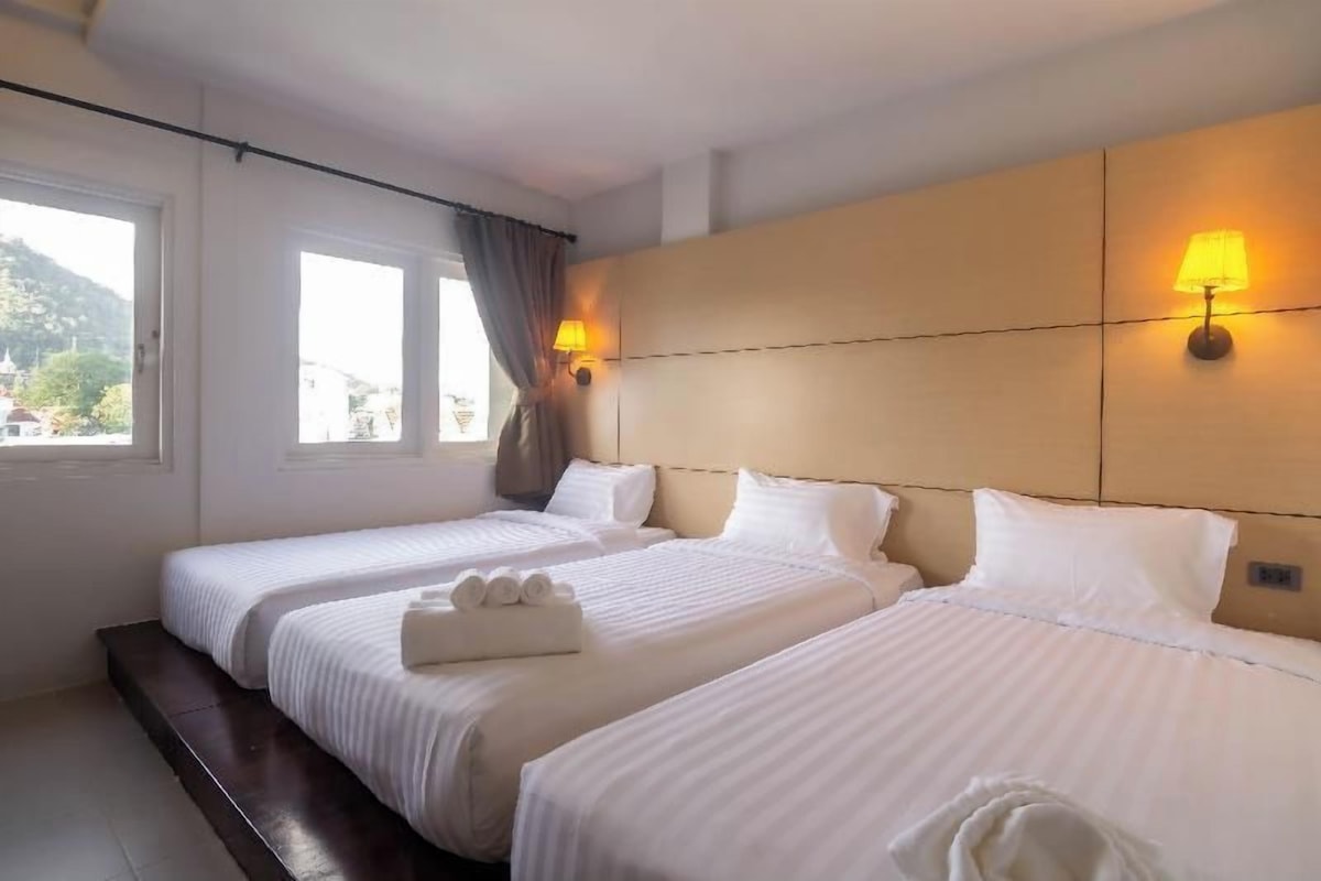 Escrivaninha, quartos à prova de som, Wi-Fi de cortesia, roupa de cama