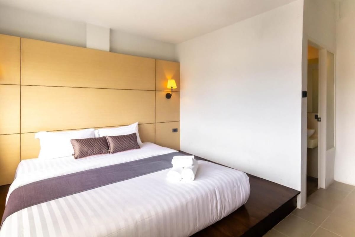Escrivaninha, quartos à prova de som, Wi-Fi de cortesia, roupa de cama