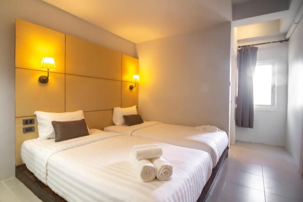 Escrivaninha, quartos à prova de som, Wi-Fi de cortesia, roupa de cama