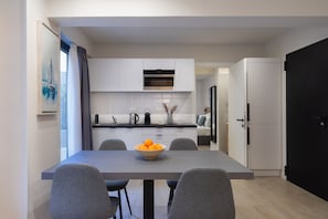 Apartamento Básico | Cozinha privada | Um frigorífico, um micro-ondas, um forno, uma placa de cozinha 