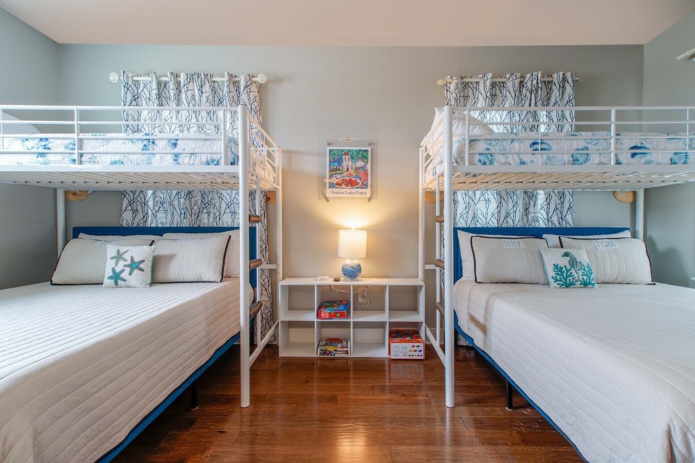Starfish Waterfront Home-4br/4.5ba With En-suite Bathrooms + Golf Cart - Pensacola Beach, FL