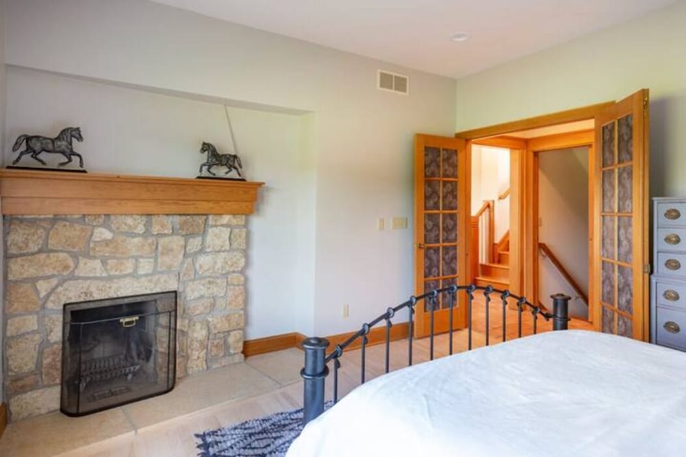 Private Secluded Home On 40 Acres 3 Miles From Downtown Stillwater With Hot Tub - Minnesota