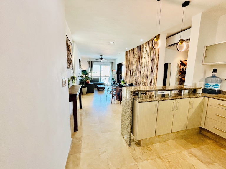 Stylish Central 2br/2ba Rooftop Pool & Sea Views. 5 Min Walk To Beach & 5th Ave! - Playa del Carmen