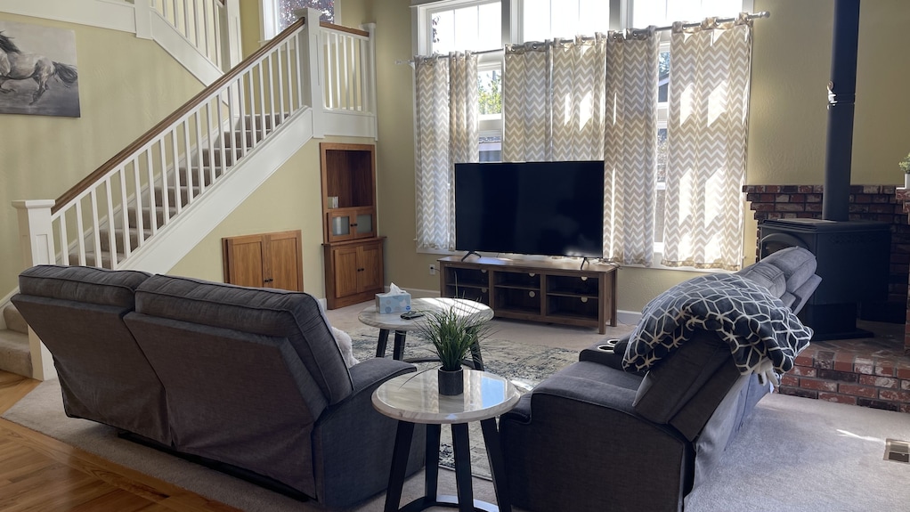 Luxury 4 Bedroom Home With Fireplace & Jacuzzi - 유리카