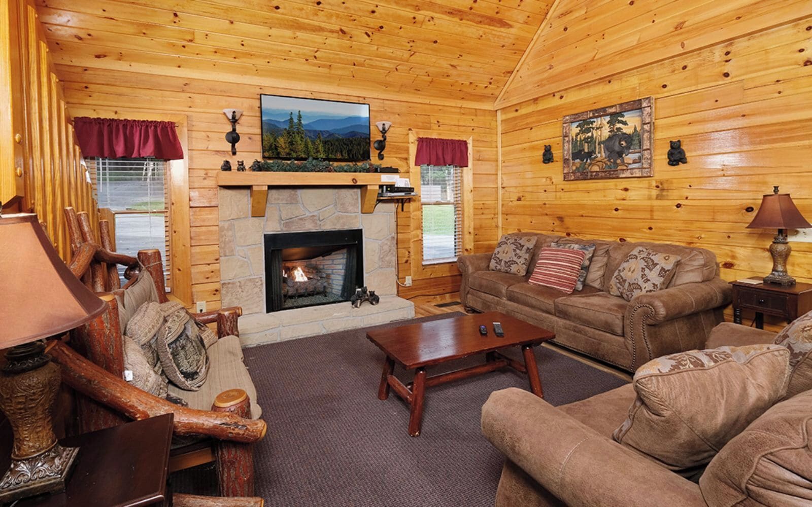 Charlie's Creek Retreat - Arcade Games, Hot Tub, Wi-fi, Fireplace & Pet Friendly - Sevierville, TN