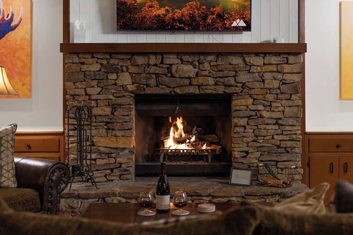 Pet Friendly Cabin: Hot Tub, Game Room, Fire Pits - Jasper, GA