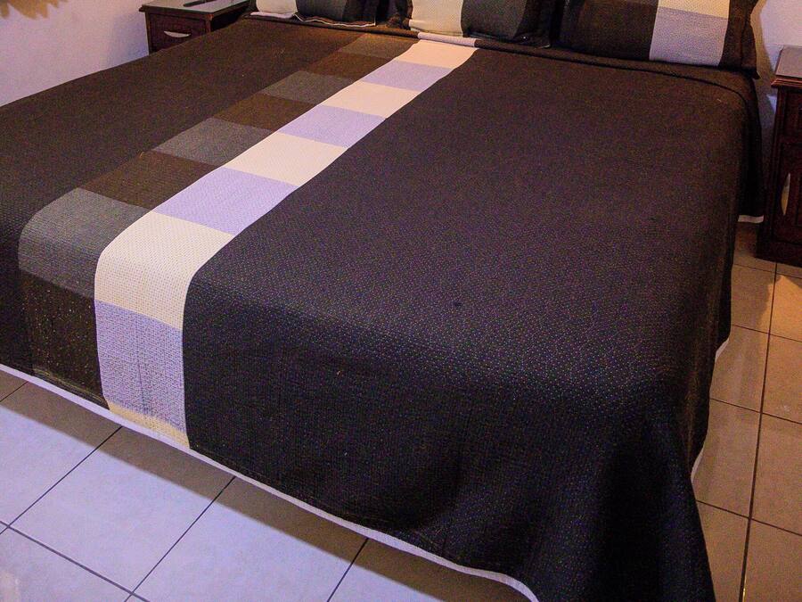 Quarto econômico | Wi-Fi de cortesia, roupa de cama