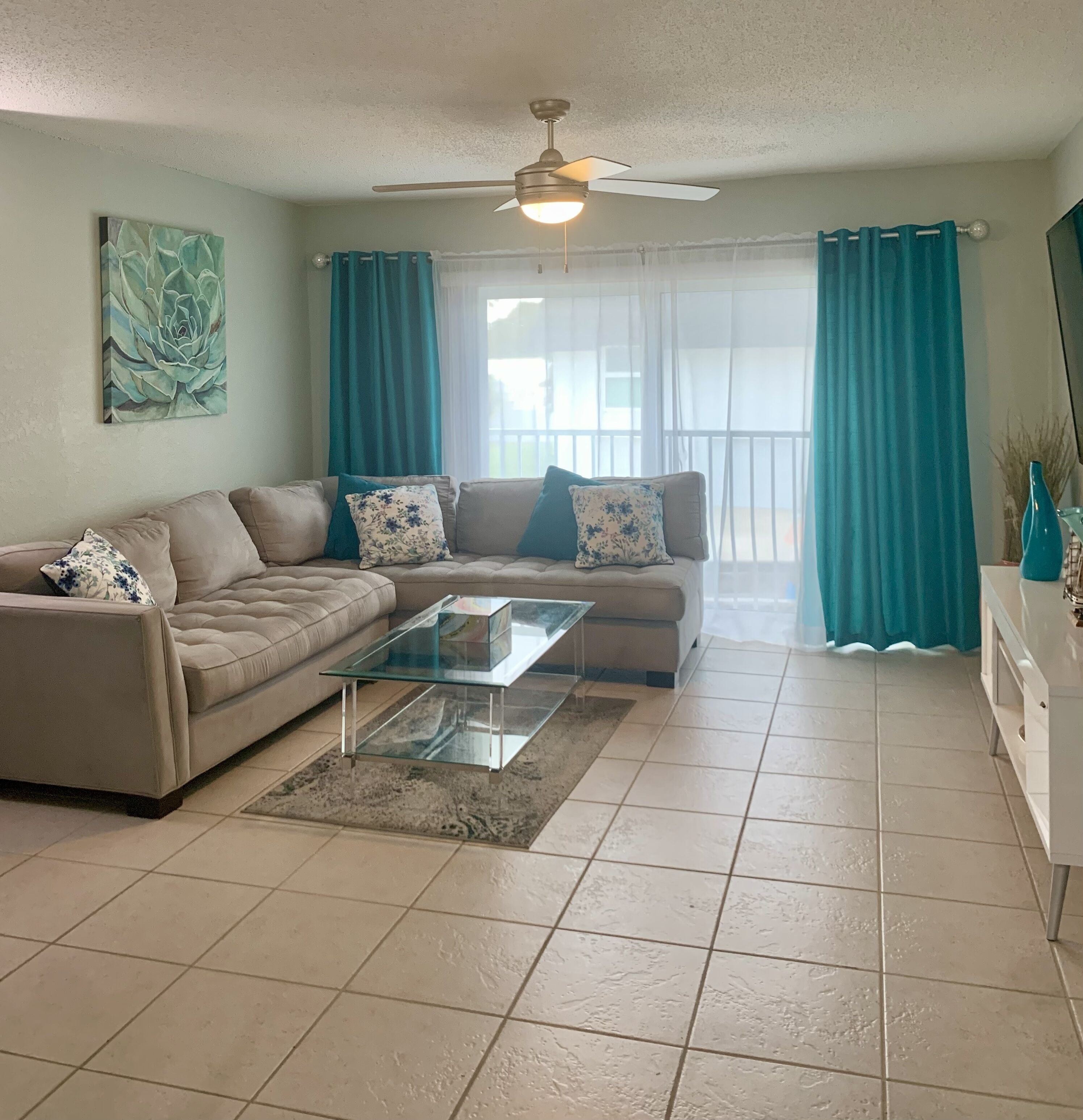 2 Bed, 2 Bath, 1 Minute Walk To The Sand! - Pinellas County, FL