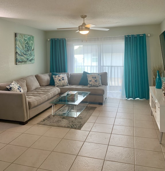 2 Bed, 2 Bath, 1 Minute Walk To The Sand! - Pinellas County, FL