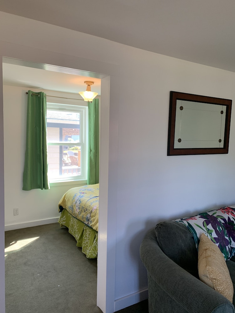 Romantic Tropical-themed Bungalow By The Sea. Pet Friendly!! Sleeps 2 - Manzanita, OR