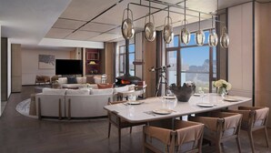 Uma sala de estar moderna com uma TV grande, uma lareira e um espaço de jantar com mesa e cadeiras.