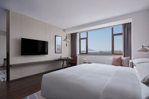 Suíte luxo, 1 quarto | Roupas de cama premium, edredons de pluma, frigobar, cofres nos quartos