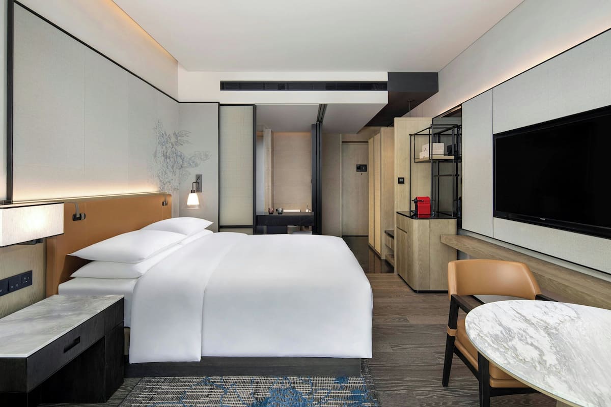 Quarto luxo, 1 cama King | Frigobar, cofres nos quartos, espaço de trabalho para notebook