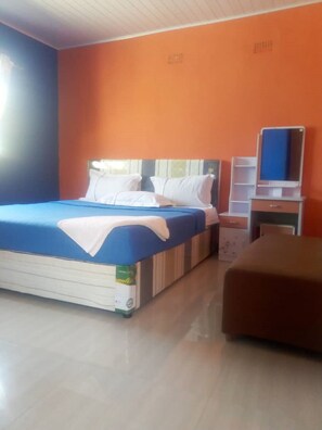 Quarto casal executivo | Frigobar, individualmente decorados, escrivaninha