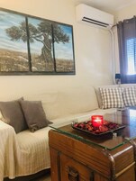 Apartamento Deluxe, 1 quarto | Sala de estar | Televisor de ecrã plano de 50 polegadas com canais por cabo, televisor 